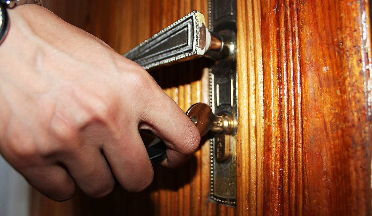 Locked Out Of House? Beware Of The 24 Hour Locksmith Scam - Scam Detector